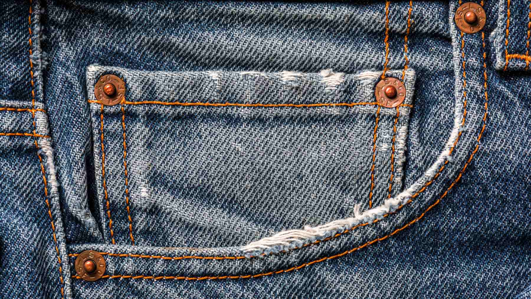 Not for storing coins - this is the real purpose of the small jeans ...