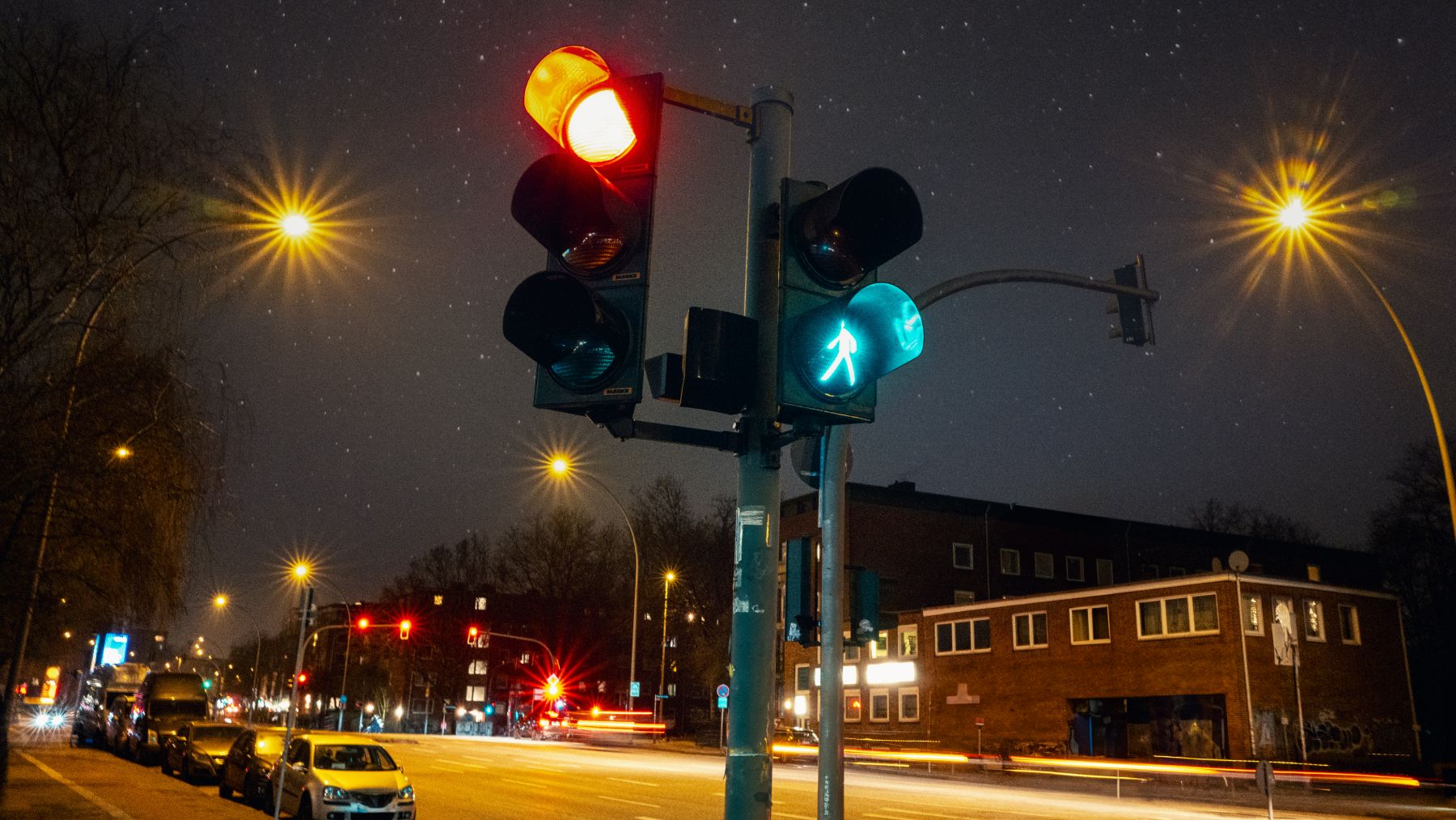 They install the first traffic light that thinks for itself - it turns ...