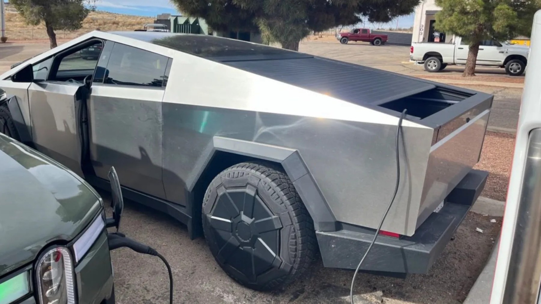 Cyber Truck的电池如果坏掉一个，可能需要 2 万到 2.5 万美元换新。🤔🤔咋这么贵？