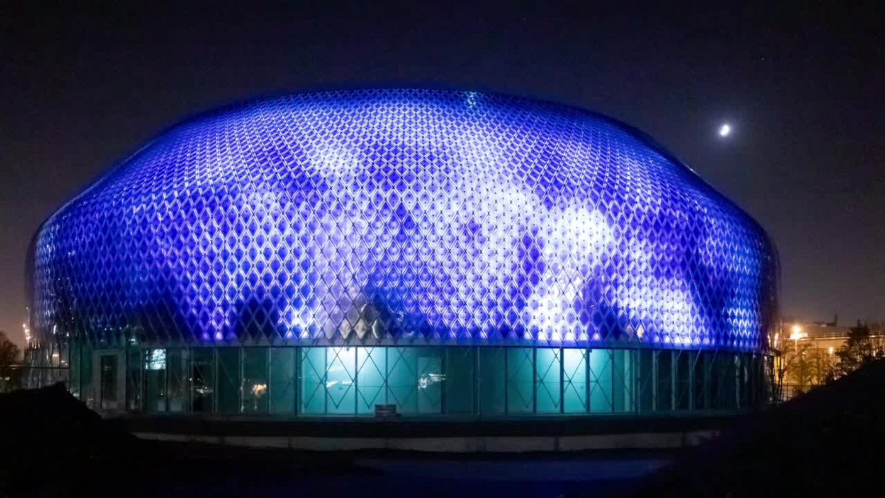 Confirmed - this futuristic building with 10,000 solar panels produces ...