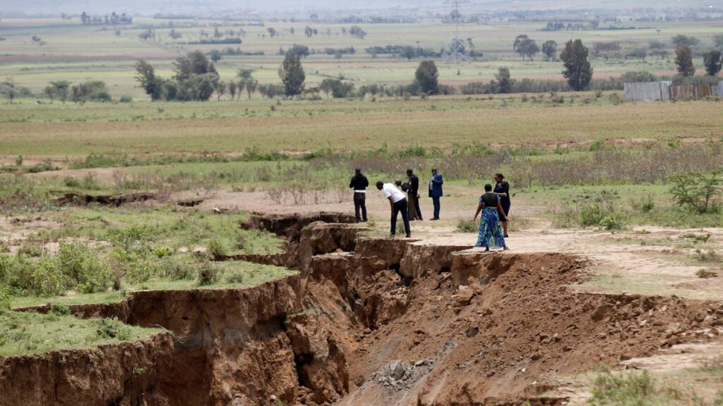 “The Earth is splitting in two”- in just 10 days a rift appeared in the ...