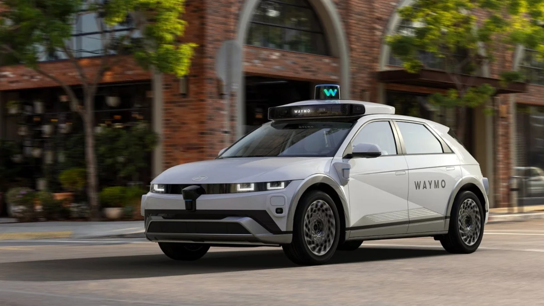 Unprecedented scene in California—a Waymo robot taxi stopped by police ...
