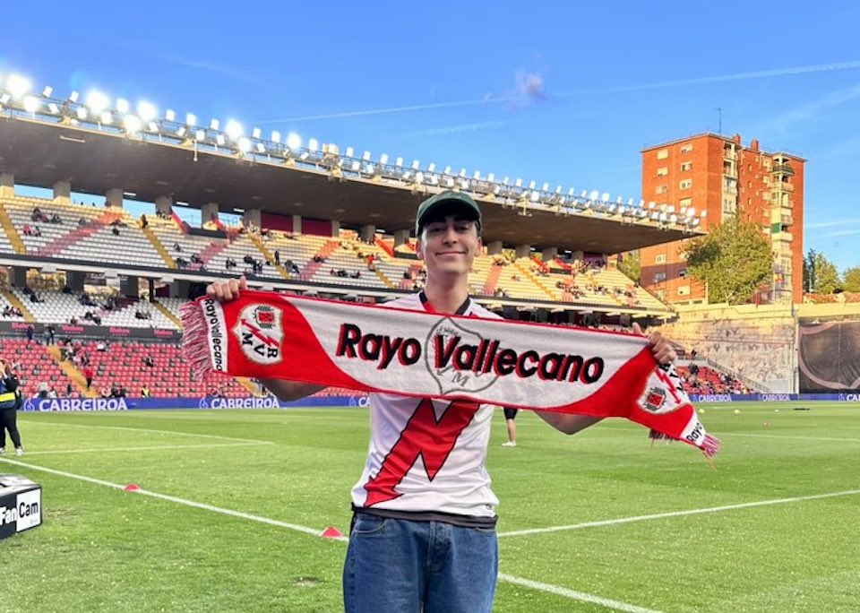 Nil Ojeda inició su reto con LaLiga en Vallecas